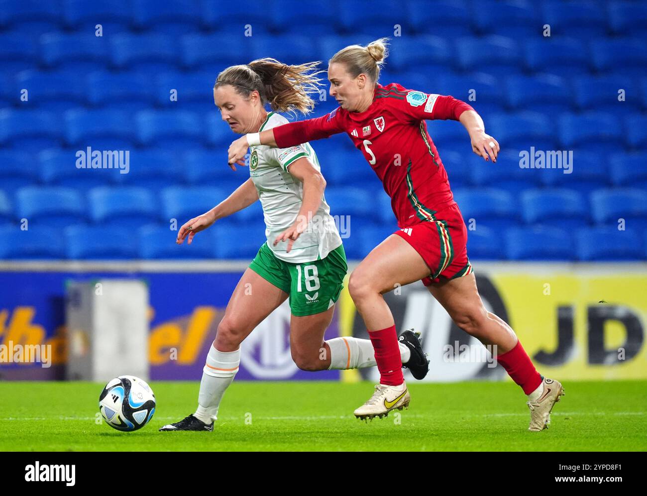Kyra Carusa (links) und Rhiannon Roberts aus Wales kämpfen um den Ball ...