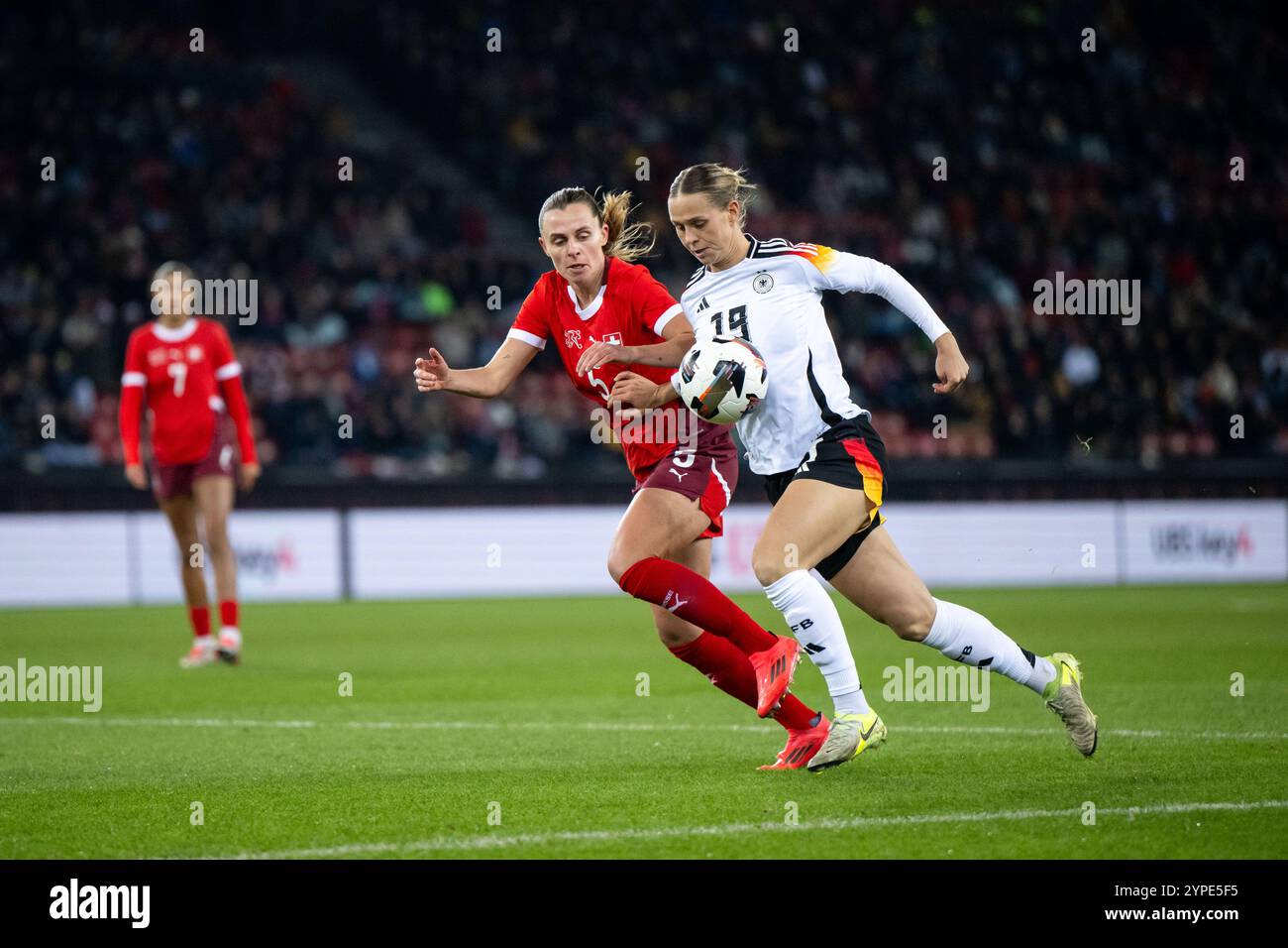 Klara Buehl (Deutschland, #19) im Zweikampf mit Iman Beney (Schweiz ...