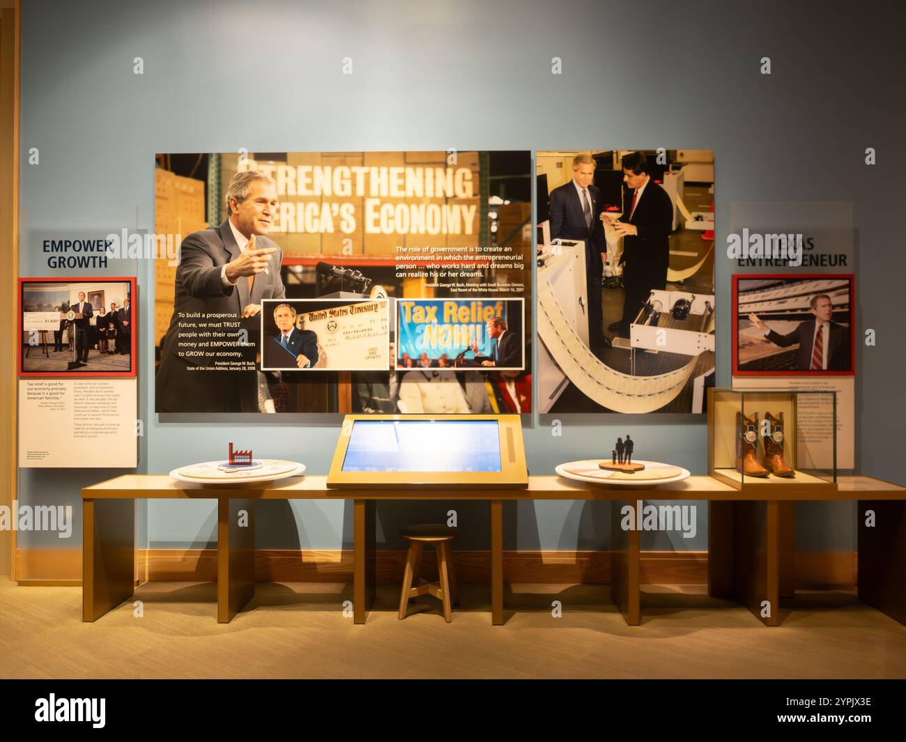 Ausstellung über Präsident George W. Bushs wirtschaftliche Plattform ...