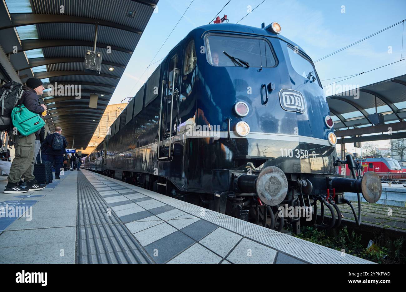 Hamburg, Deutschland. November 2024 30. Ein historischer Zug fährt vom ...