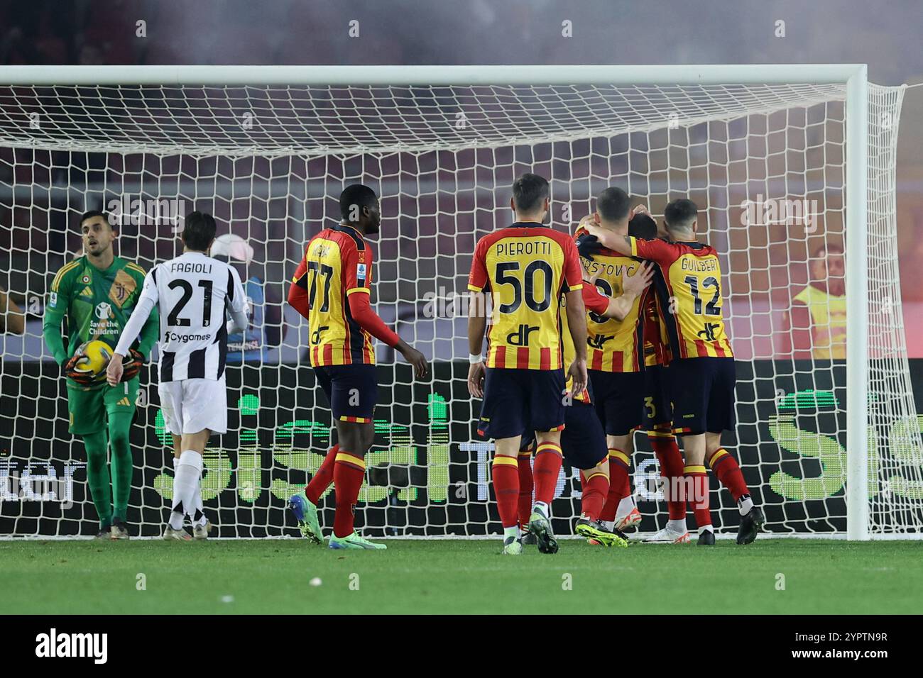 Lecce's kroatischer Stürmer ante Rebic feiert, nachdem er während des ...