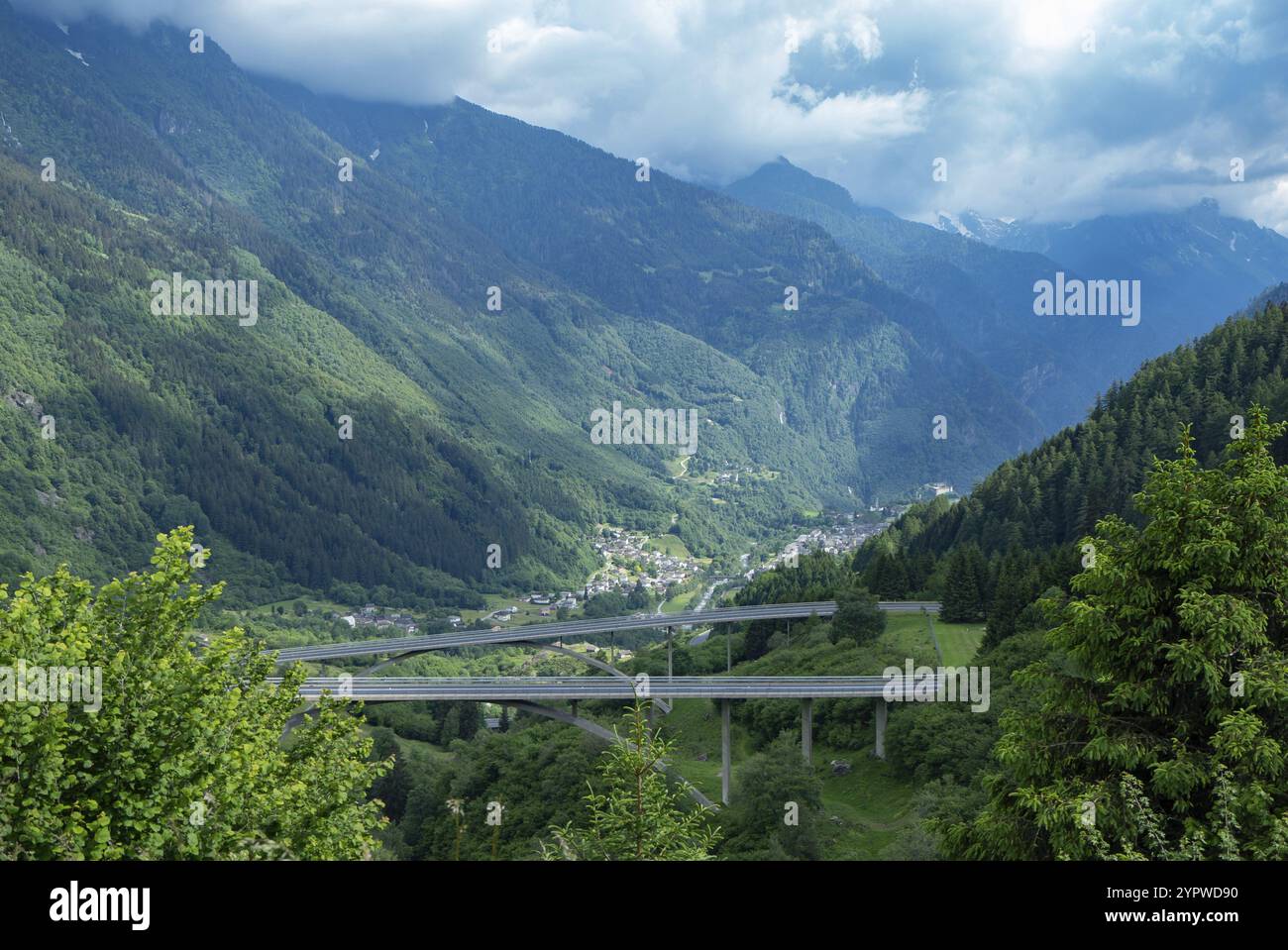 Die Autobahn San Bernardino verbindet die Schweizer Regionen Graubünden ...