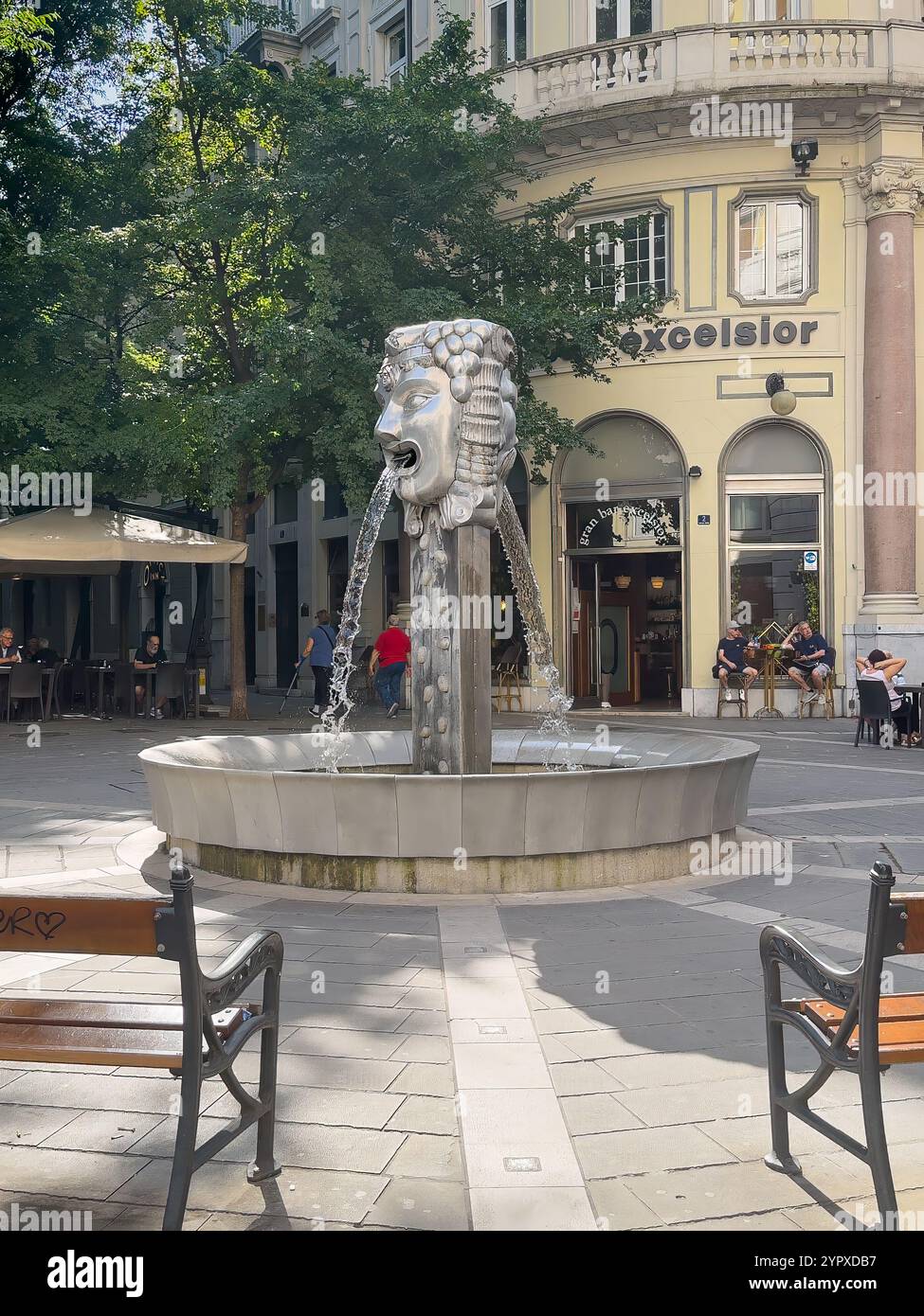 Triest, Italien - 29. Juni 2024: Fontana del Giano Bifronte, Fontana ...