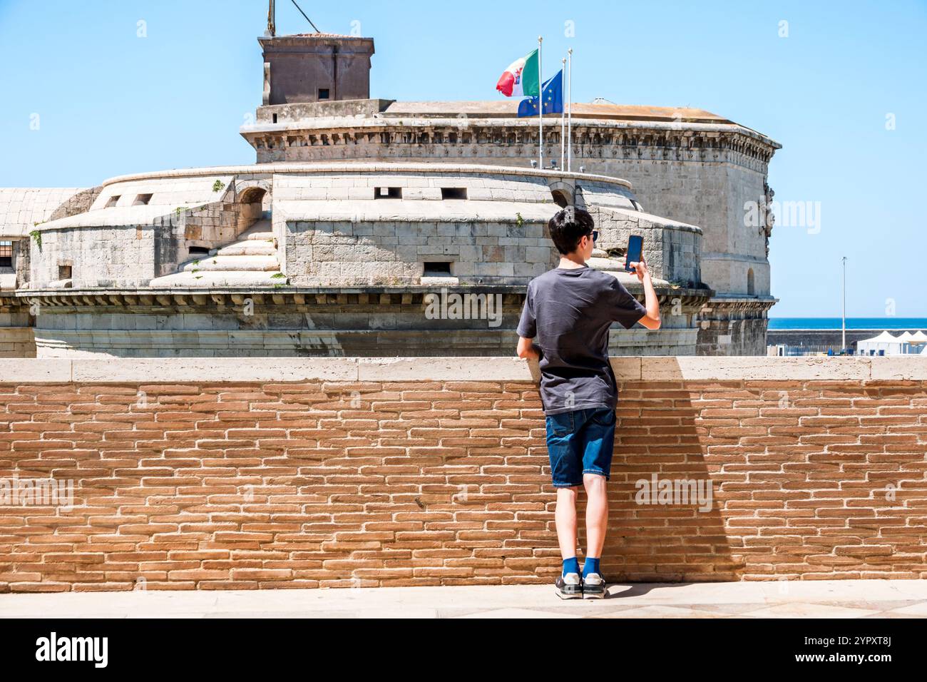 Civitavecchia Italien, Piazza della Vita Platz, Teenager-Touristenfotos ...