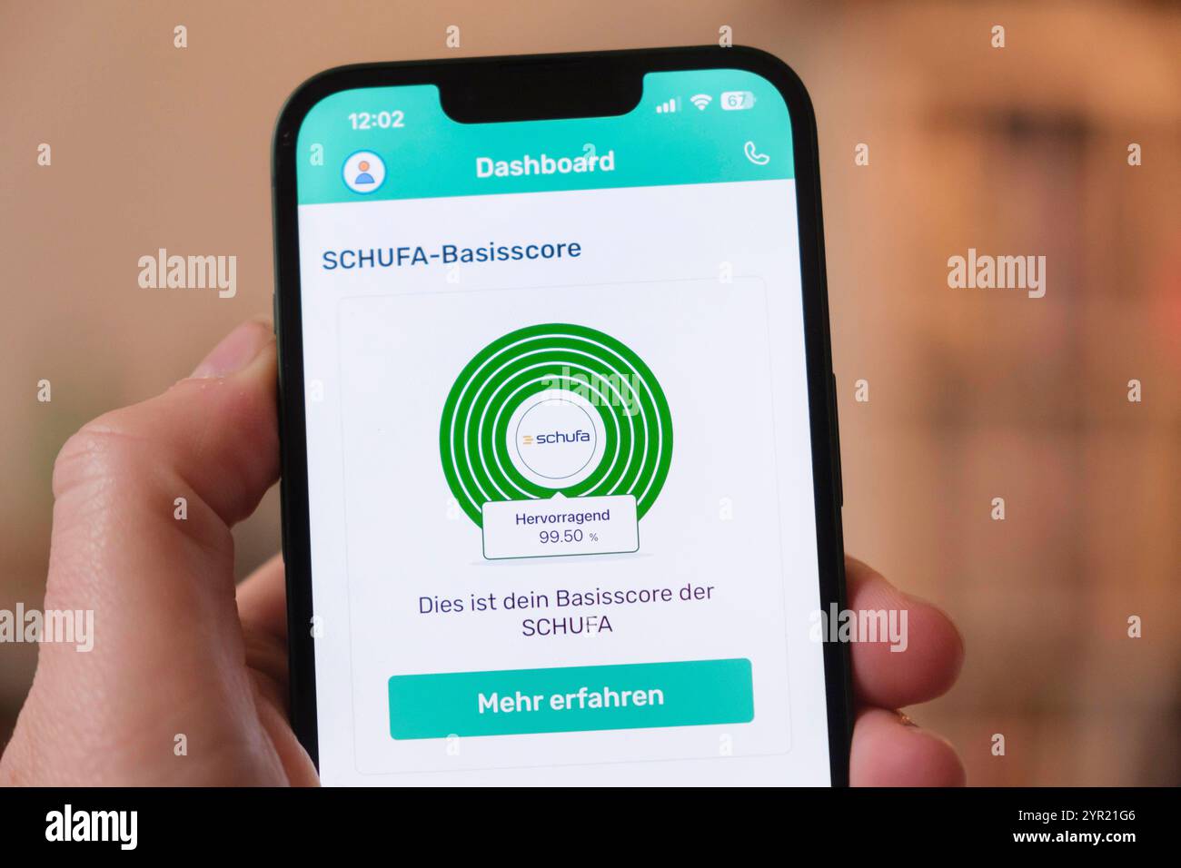 Die App Bonify zeigt auf einem Mobiltelefon den SCHUFA-Basisscore. Im ...