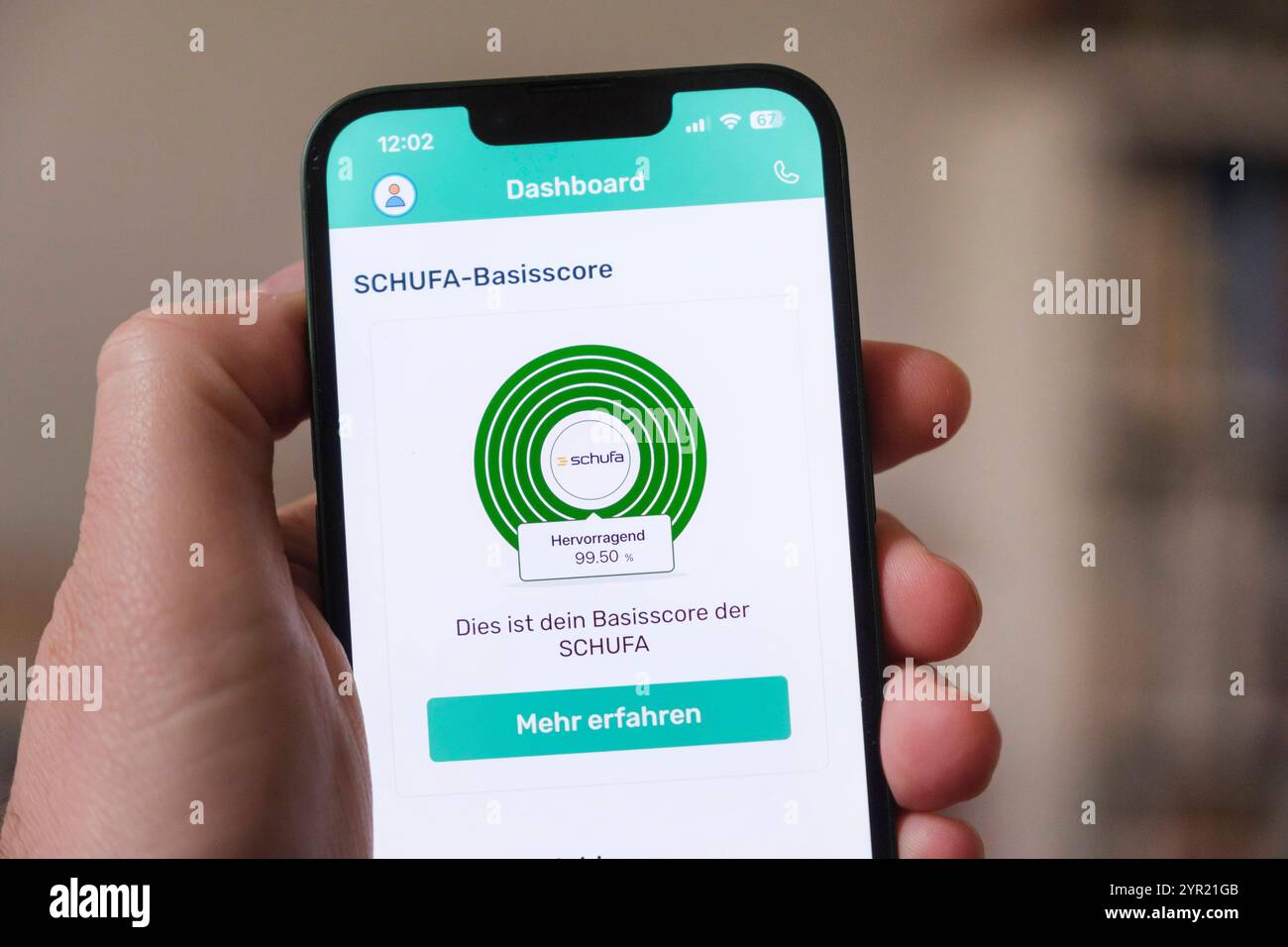 Die App Bonify zeigt auf einem Mobiltelefon den SCHUFA-Basisscore. Im ...