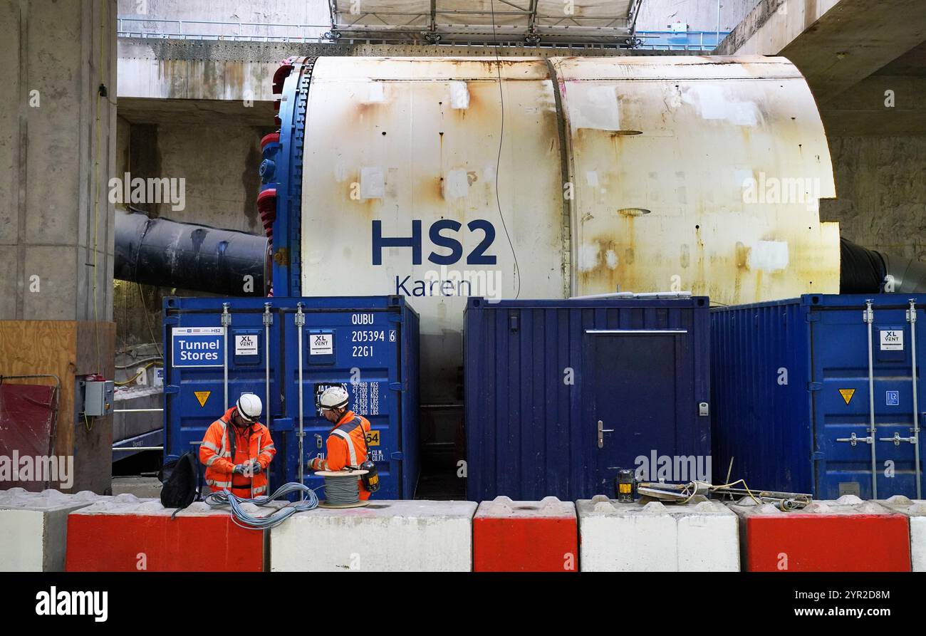 HS2-Arbeiter stehen neben der Tunnelbohrmaschine Karen auf dem Gelände ...