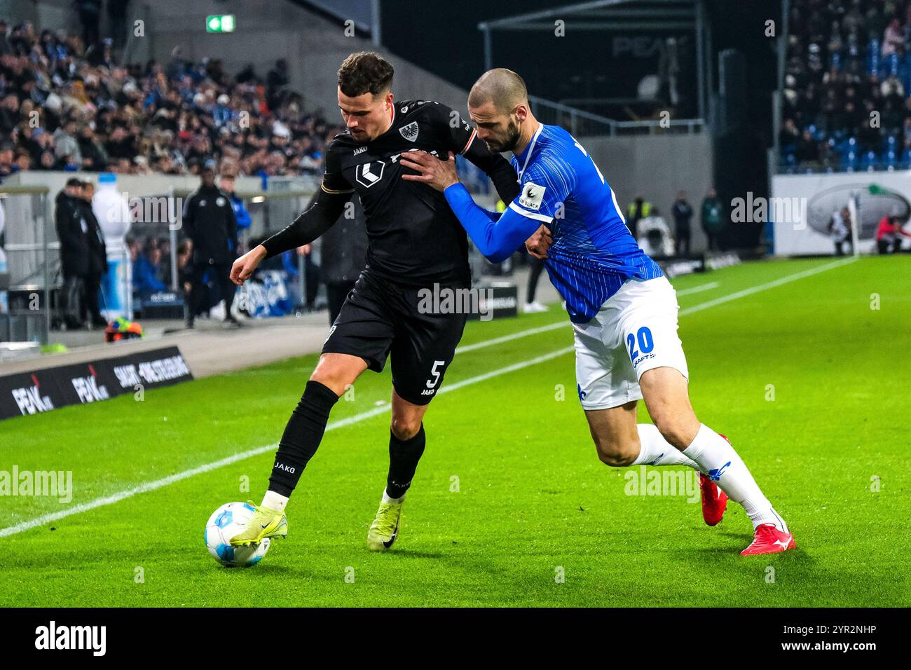 Yassine Bouchama (Preußen Münster, #05) im Zweikampf mit Aleksandar ...