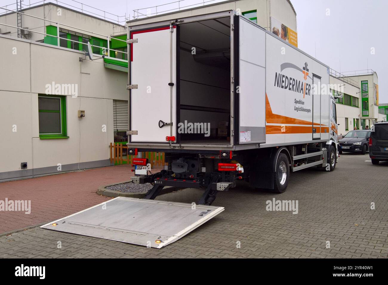 Berufskraftfahrer bzw LKW-Fahrer, spezialisiert auf Logistik und Transport. Foto: Lastwagen mit ...