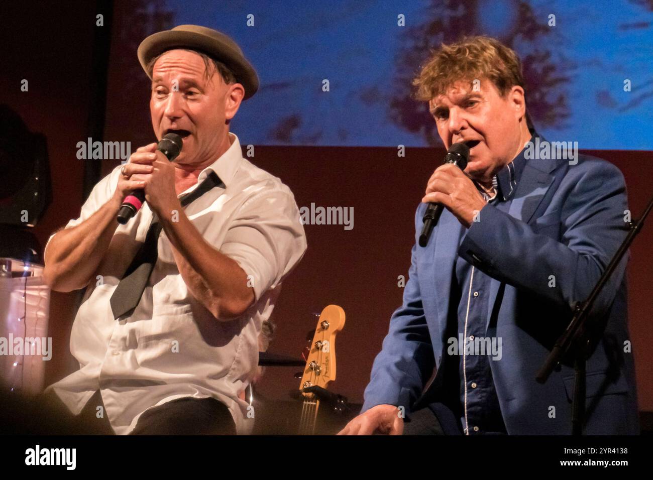 Saenger Frank Schoebel und Bassist Mario Ruehl am 30.11.24 beim Konzert ...