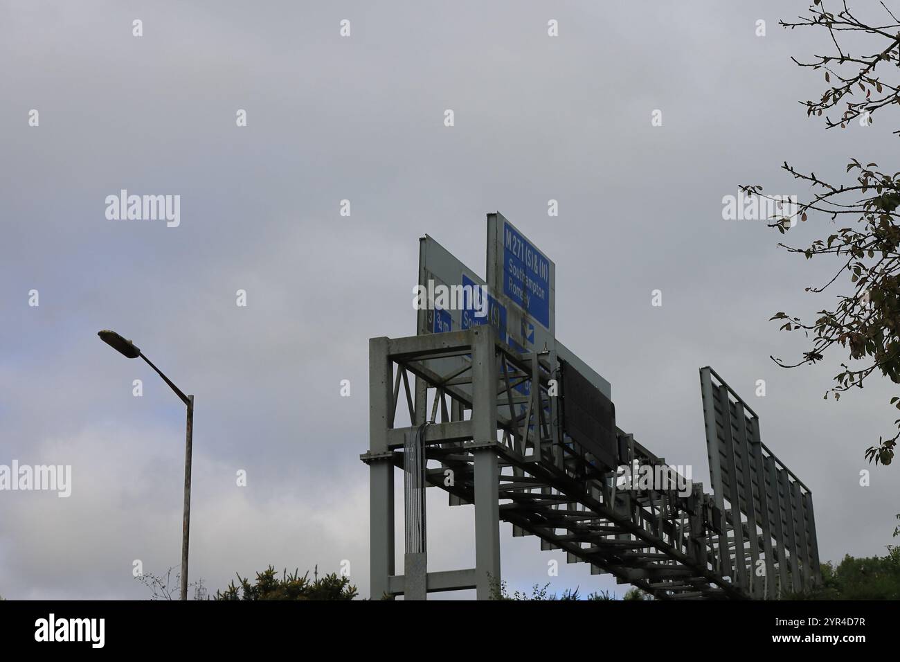 Motorway service station road signs -Fotos und -Bildmaterial in hoher ...