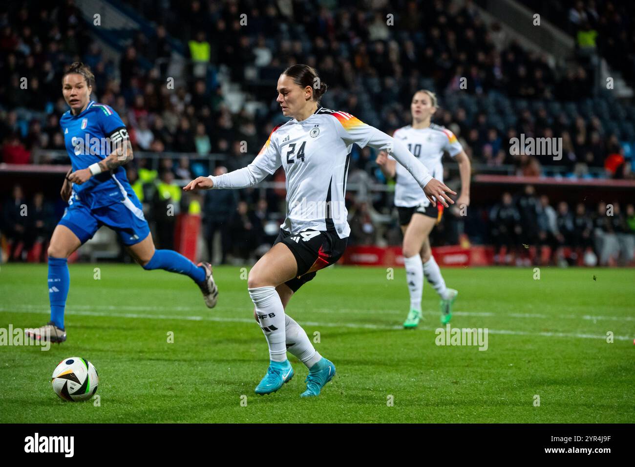 Giovanna Hoffmann (Deutschland, #24) am Ball, GER, Deutschland vs ...