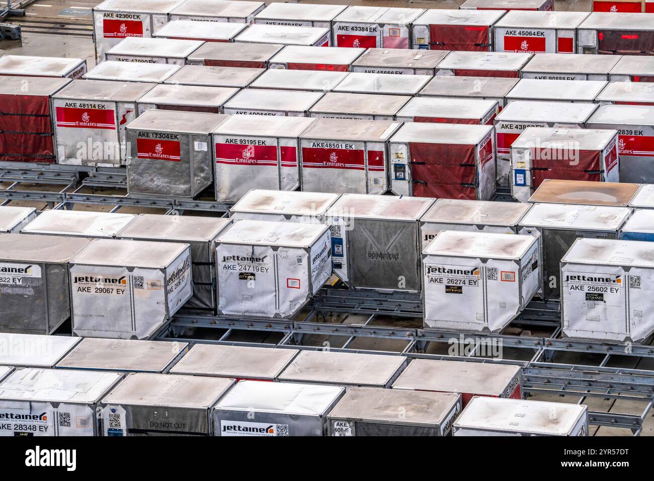 Flughafen Düsseldorf, Unit Load Devices, ULD, Container für Gepäck und ...