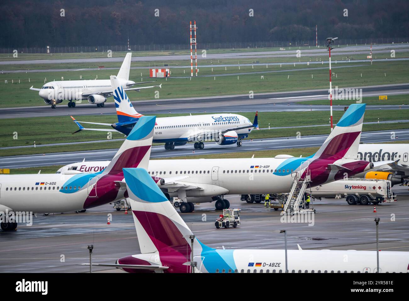 Flughafen Düsseldorf, Eurowings Flieger auf dem Vorfeld, SunExpress Boeing 737 auf dem Taxiway ...