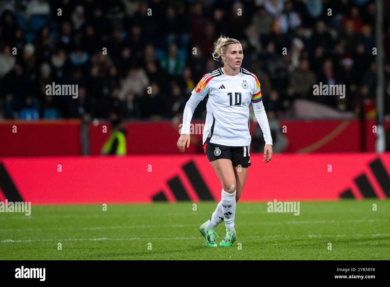Laura Freigang (Deutschland, #10) mit Kapitaensbinde, Deutschland vs ...