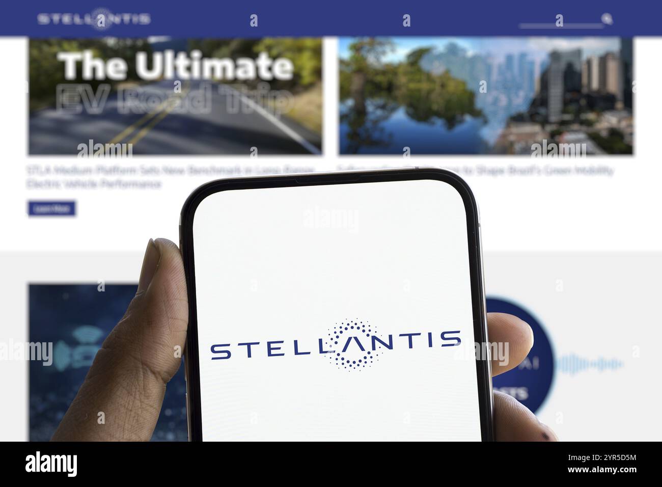 Das Stellantis-Logo wird auf dem Smartphone angezeigt. Stellantis ist ...