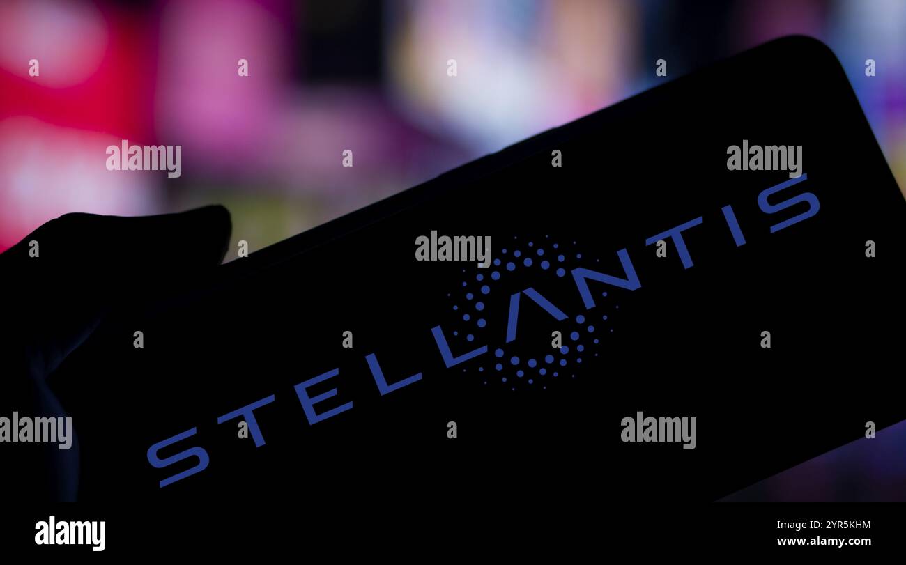 Das Stellantis-Logo wird auf dem Smartphone angezeigt. Stellantis ist ...
