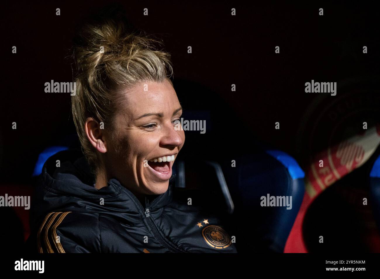 Linda Dallmann (Deutschland, #16) lacht auf der Bank, Deutschland vs ...