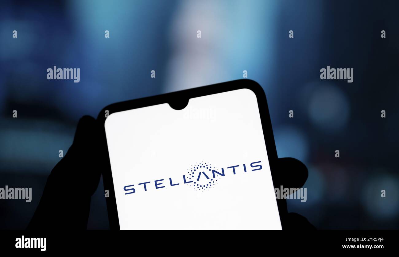 Das Stellantis-Logo wird auf dem Smartphone angezeigt. Stellantis ist ...