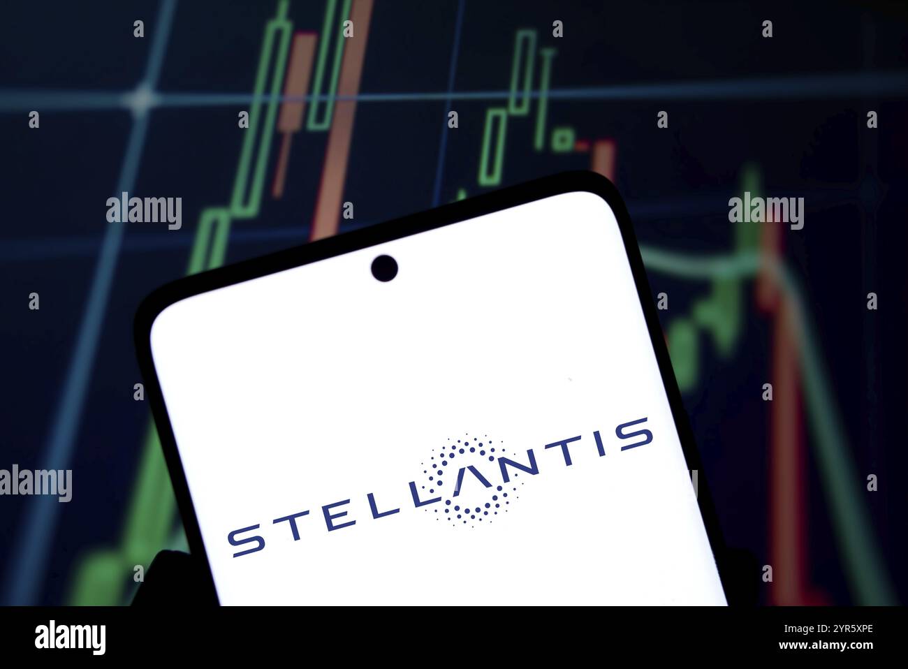 Das Stellantis-Logo wird auf dem Smartphone angezeigt. Stellantis ist ...