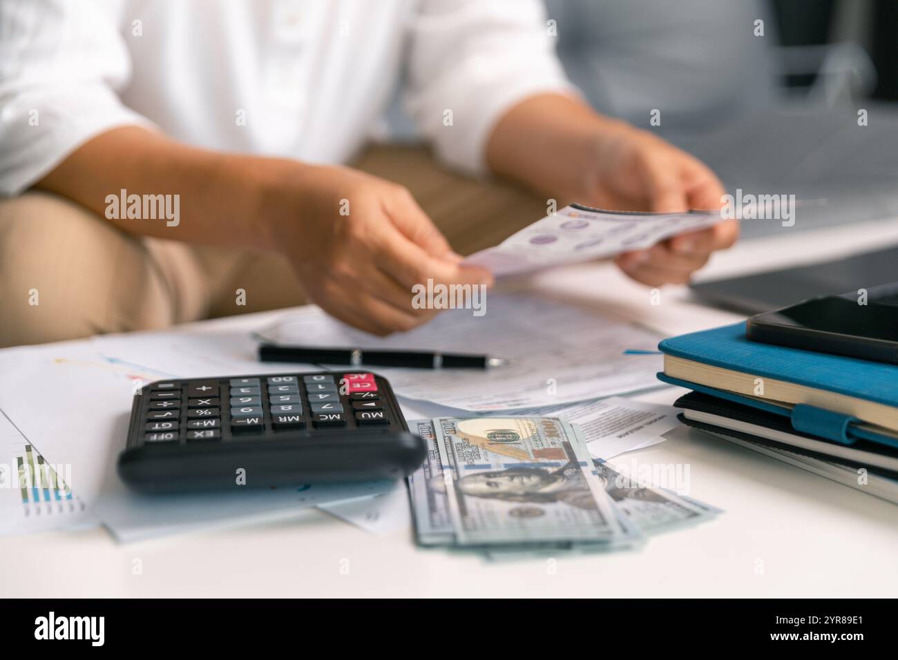 Nachdem er die Finanzunterlagen und Unterlagen geprüft hatte ... Nachdem er die Finanzunterlagen und Unterlagen geprüft hatte ...