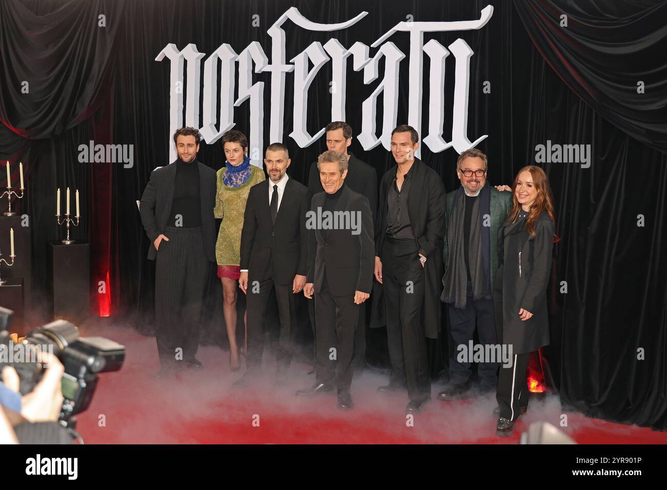 V.l. Aaron Taylor-Johnson, Emma Corrin, Robert Eggers, Willem Dafoe ...