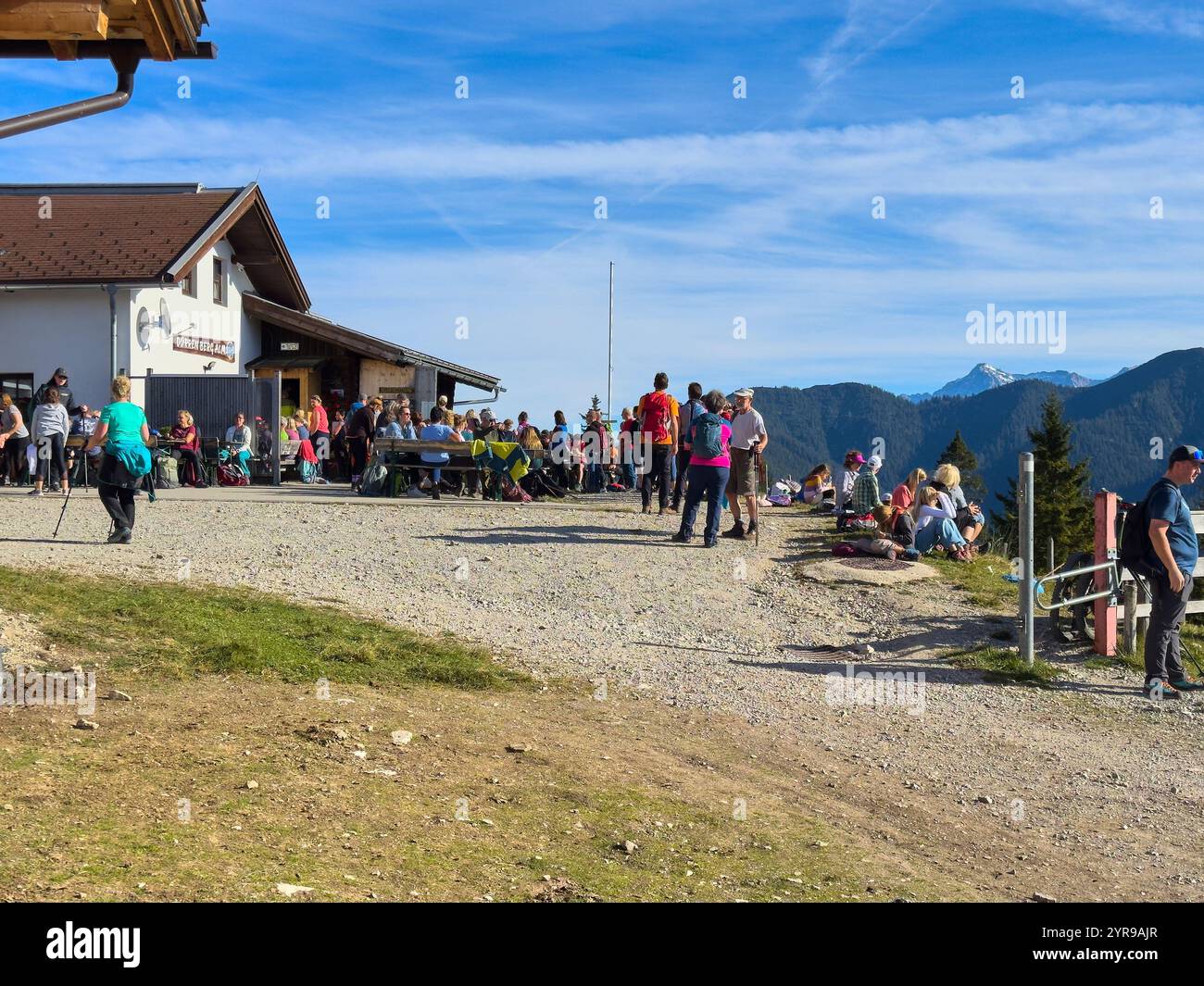Wanderer, Touristen und Wanderer mit Hunden auf der Dürrenberg Alm mit ...