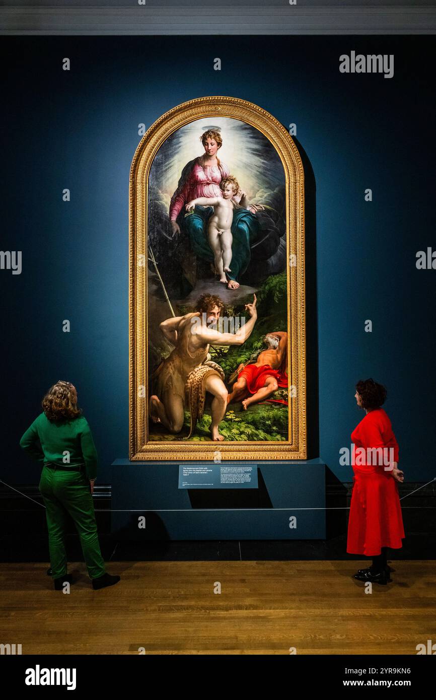 London, Großbritannien. Dezember 2024. Madonna und Kind mit Heiligen (1526–7) von Parmigianino ...