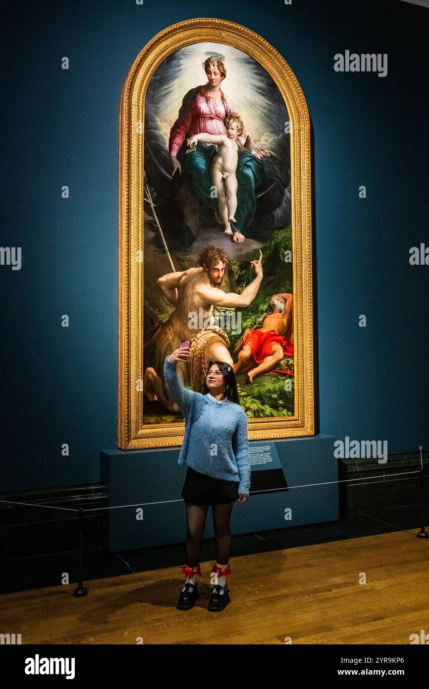 London, Großbritannien. Dezember 2024. Madonna und Kind mit Heiligen (1526–7) von Parmigianino ...