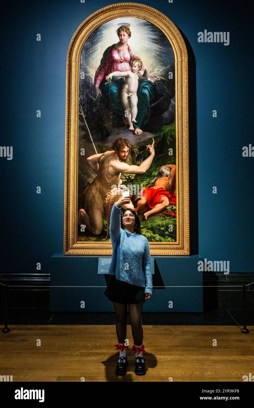 London, Großbritannien. Dezember 2024. Madonna und Kind mit Heiligen (1526–7) von Parmigianino ...