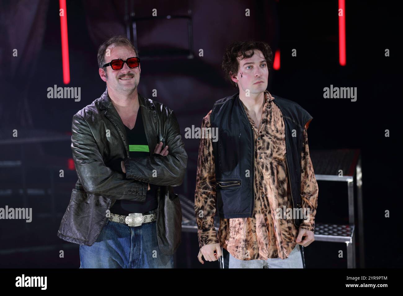 Oliver Kraushaar als Stutzer und Jannik Mühlenweg als Liliom, v.l ...