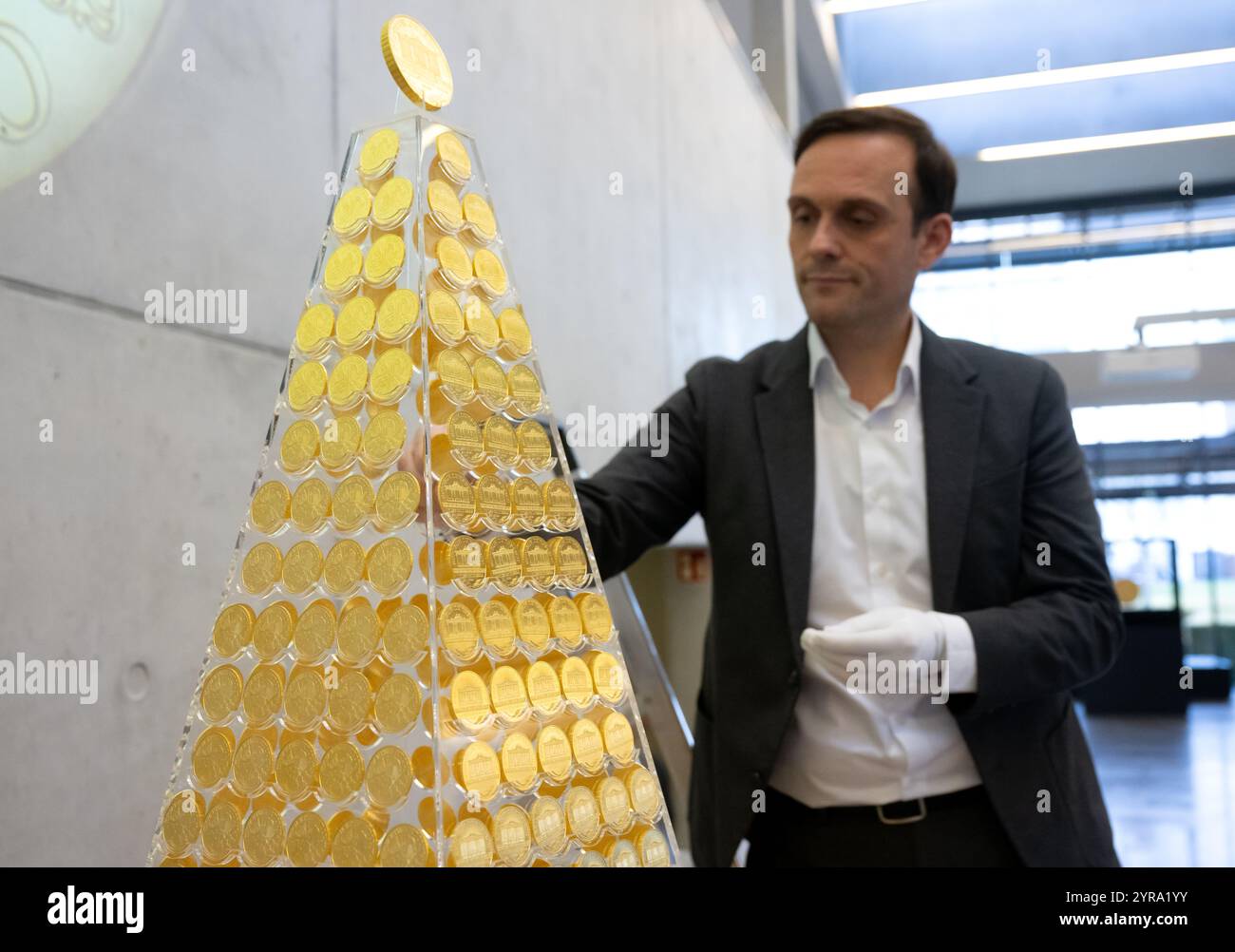 München, Deutschland. Dezember 2024. Benjamin Summa, Mitarbeiter bei pro aurum, platziert eine ...