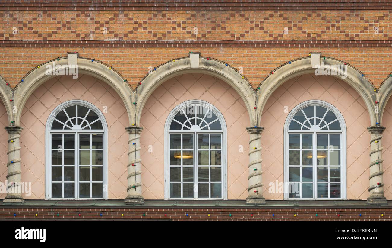 Drei Fenster unter drei Bögen im Kendra Scott Store an der Nichols Road ...