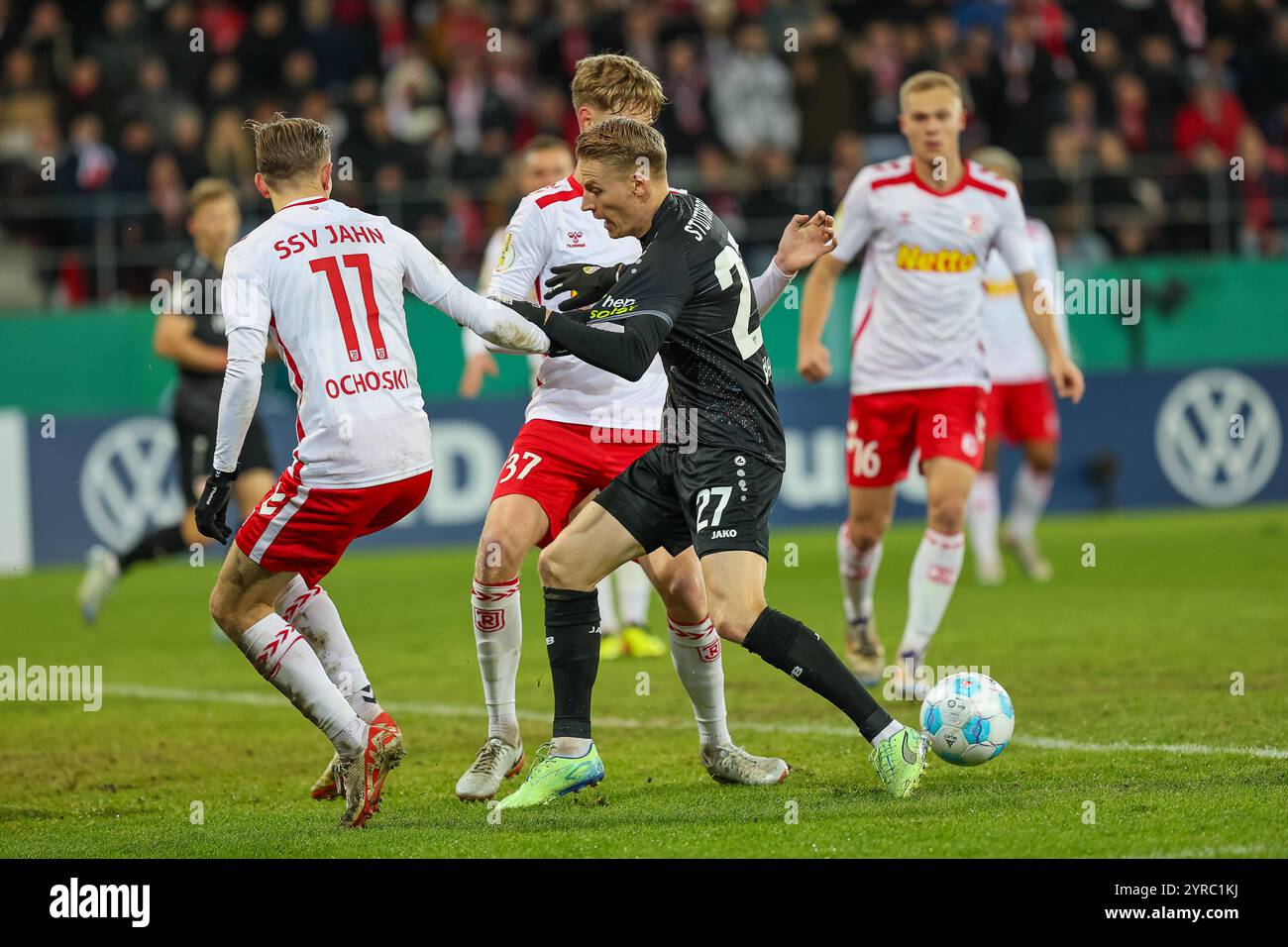 ZWEIKAMPF Chris Fuehrich (VfB Stuttgart, #27) mit Nico Ochojski (SSV ...