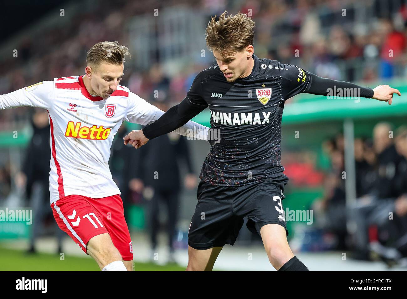 ZWEIKAMPF Ramon Hendriks (VfB Stuttgart, #03) mit Niklas Koelle (SSV Ulm 1846 Fussball, 17), GER ...
