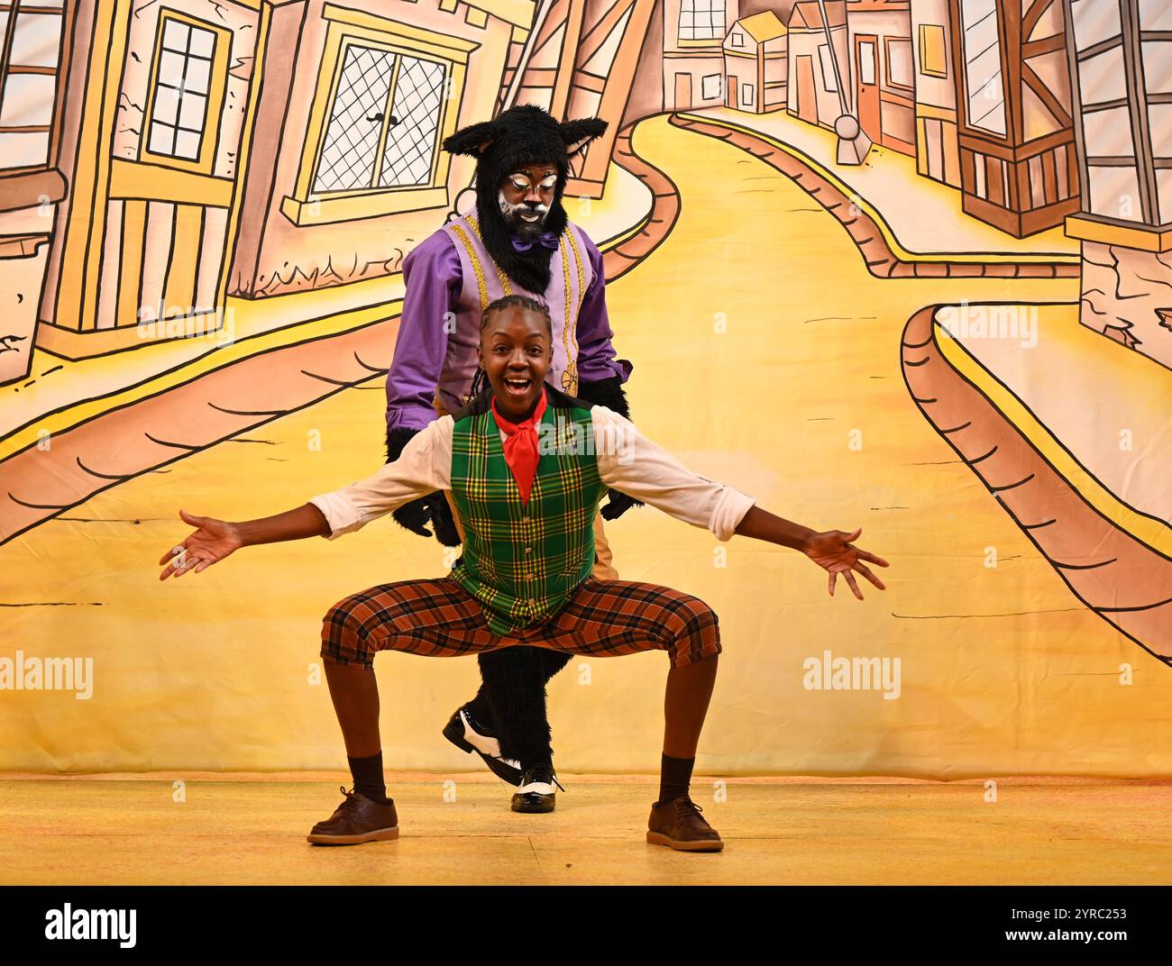 Regie führte Clive Rowe als Sarah the Cook, neben Graham MacDuff als ...