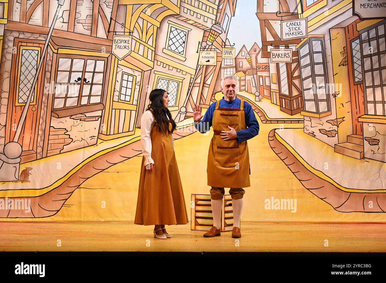 Regie führte Clive Rowe als Sarah the Cook, neben Graham MacDuff als ...
