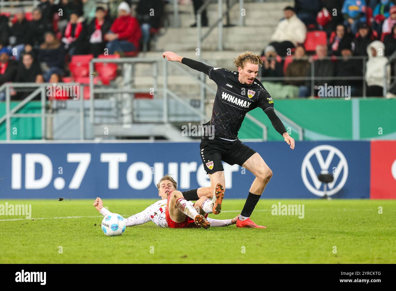 ZWEIKAMPF Nick Woltemade (VfB Stuttgart, #11) mit Leopold Wurm (SSV ...