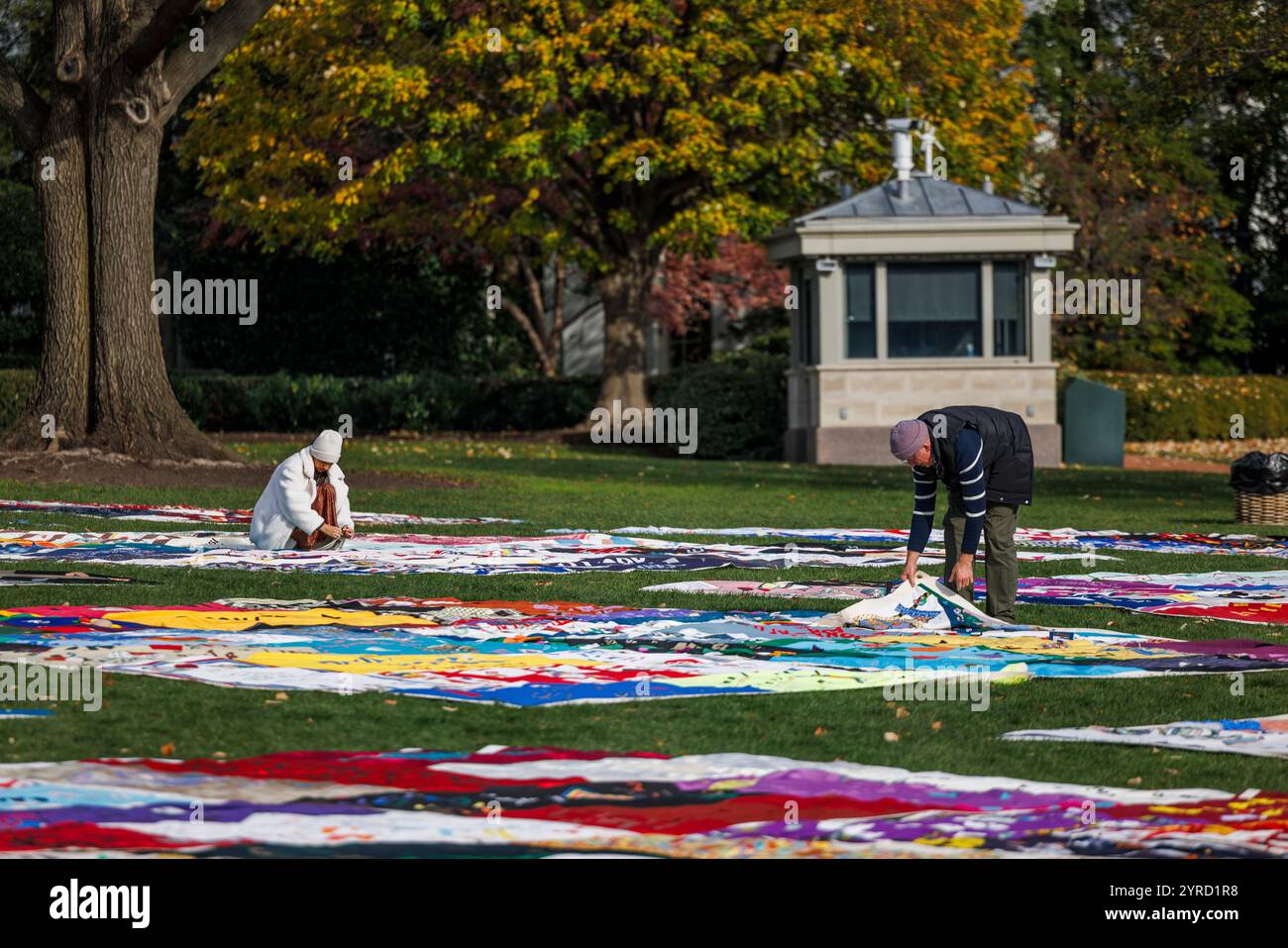 Die Crews arbeiten am AIDS Memorial Quilt während einer Veranstaltung ...