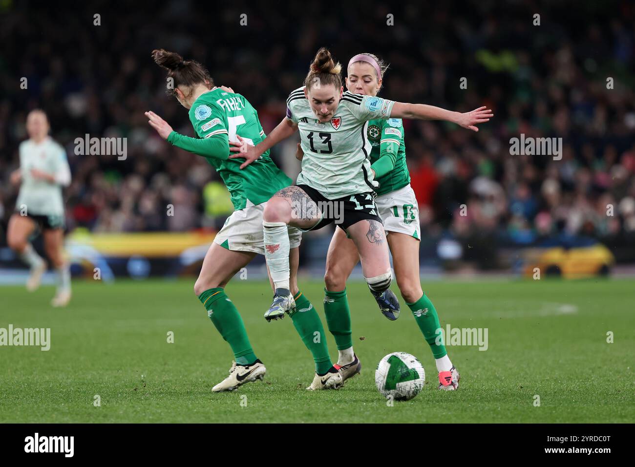 Rachel Rowe (rechts) kämpft mit Niamh Fahey (links) und Denise O ...