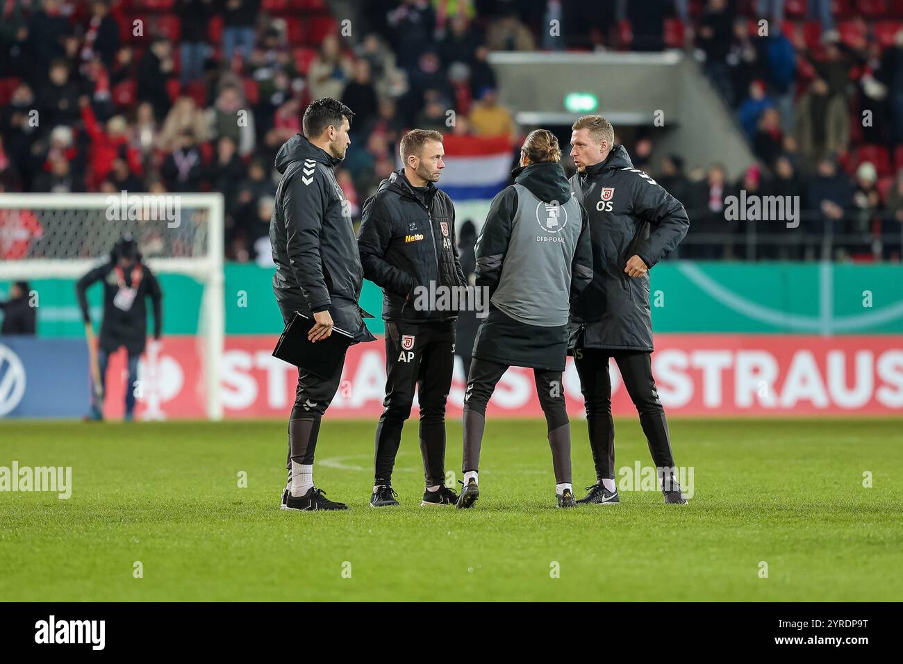 Andreas Patz (SSV Jahn Regensburg, Cheftrainer) im gespraech nach dem ...