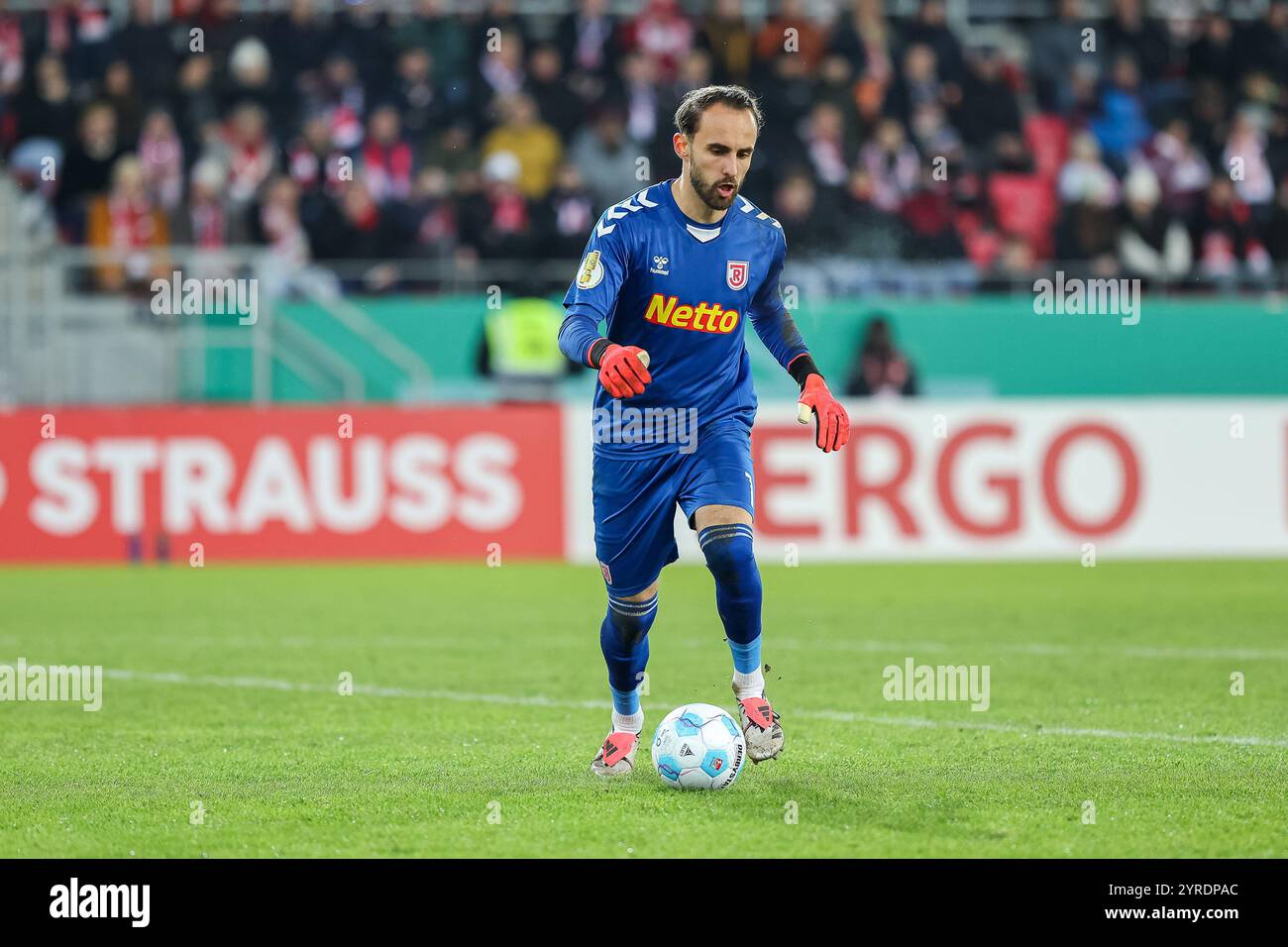 Felix Gebhardt (SSV Jahn Regensburg, #01) mit Ball, GER, SSV Jahn ...