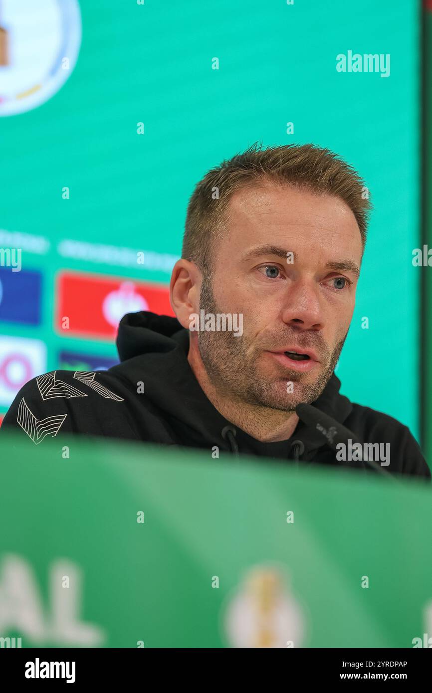 Andreas Patz (SSV Jahn Regensburg, Cheftrainer) bei der Pressekonferenz ...
