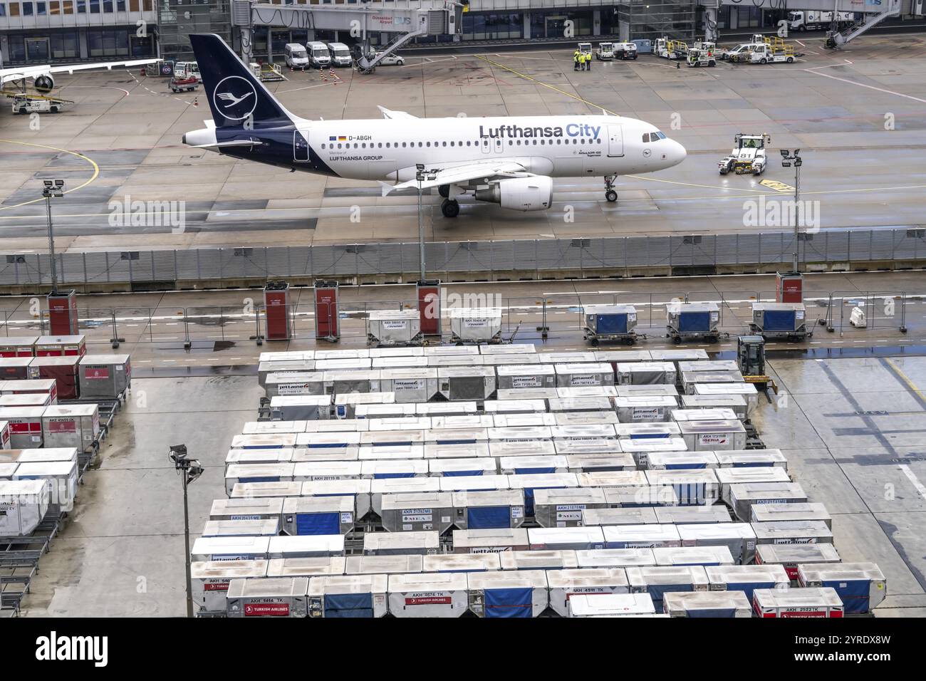 Flughafen Düsseldorf, Unit Load Devices, ULD, Container für Gepäck und ...