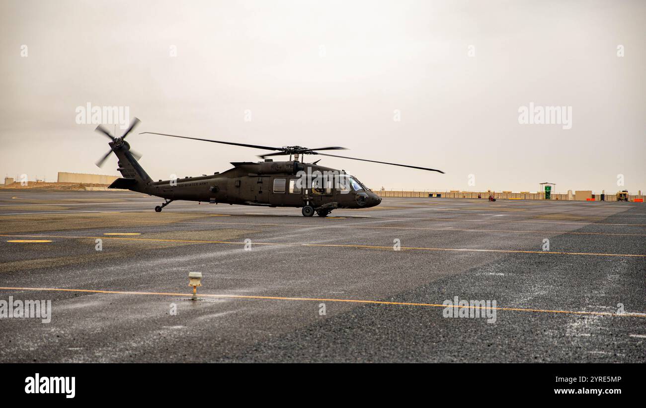 Ein UH-60M Black Hawk, geflogen von der Task Force Shikra, Bravo ...