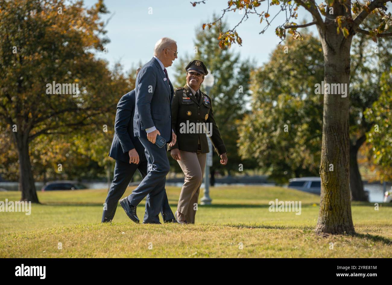 Präsident Joe Biden und der Joint Base Commander der Joint Base Myer ...