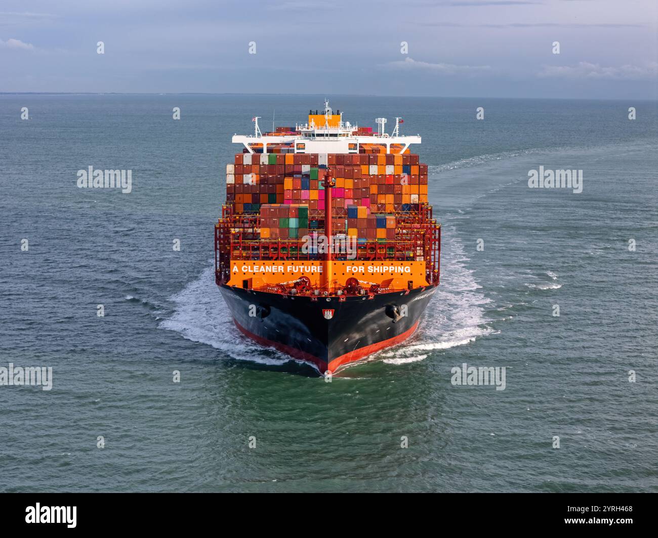 Ein Bug-on-Blick auf Hanoi Express, ein LNG-betriebenes Containerschiff ...