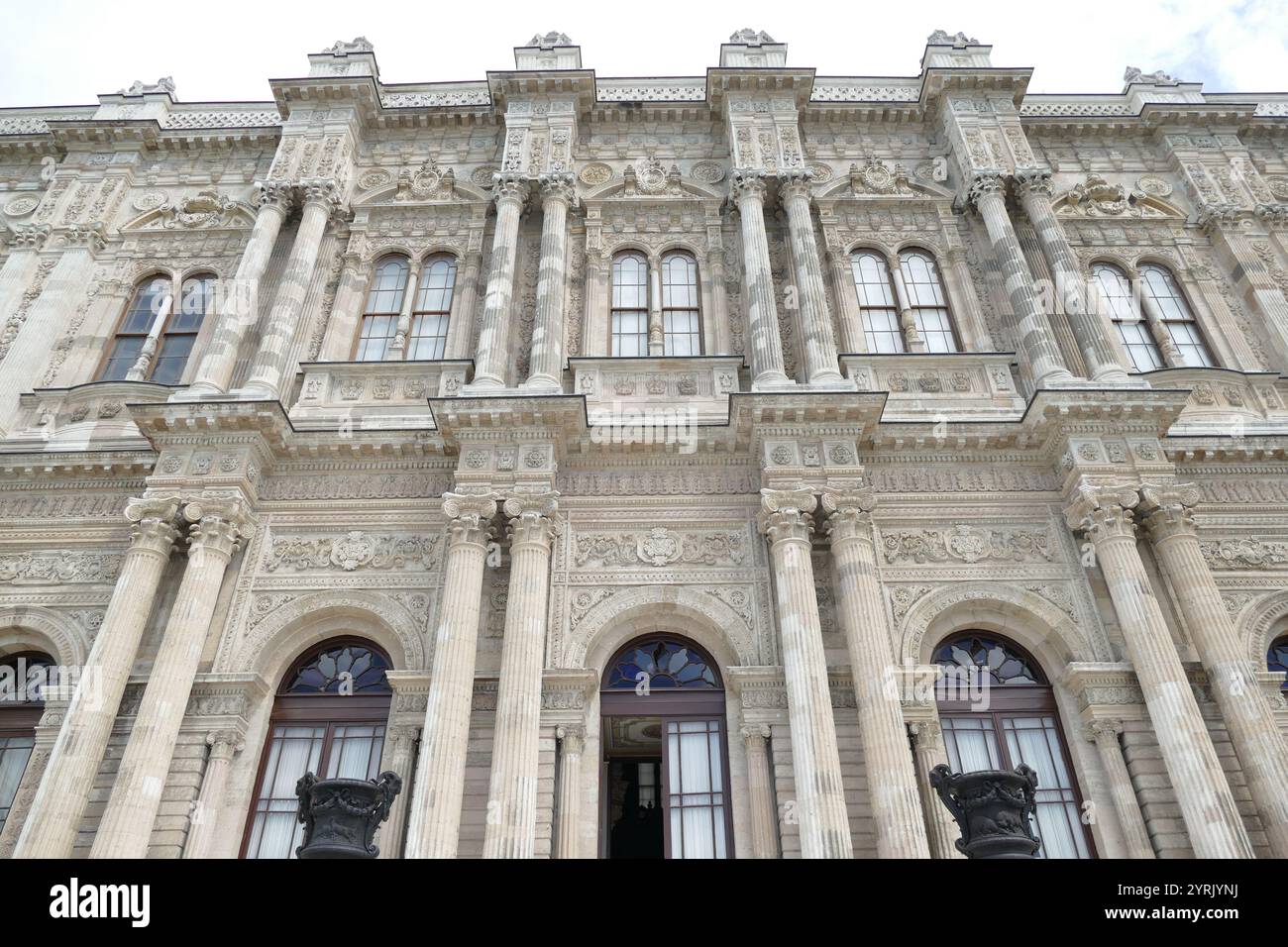 Der Dolmabahce-Palast, Istanbul, an der europäischen Küste des Bosporus ...