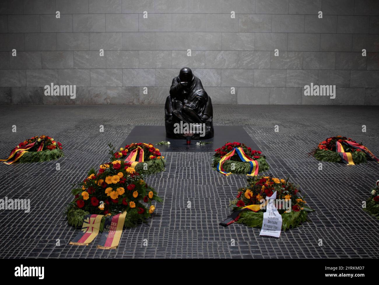 Gedenkstätte neue Wache in Berlin. Ein Ort der Meditation und ...