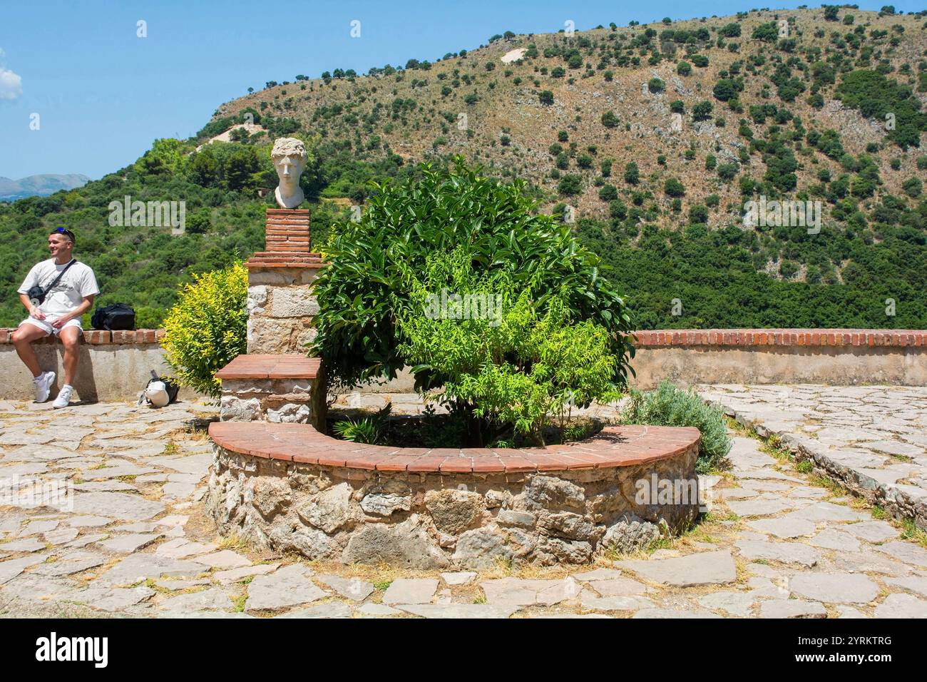 Sarande, Albanien - 7. Juni 2024, die Akropolis Terrasse im Butrint ...